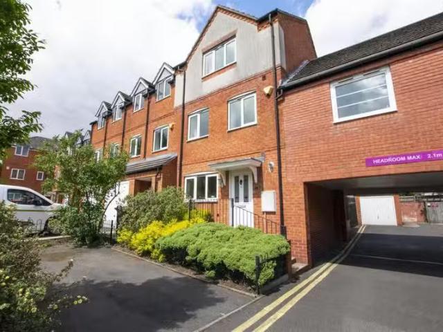 4 bedroom property for rent in Ten Acre Mews, Birmingham, West.