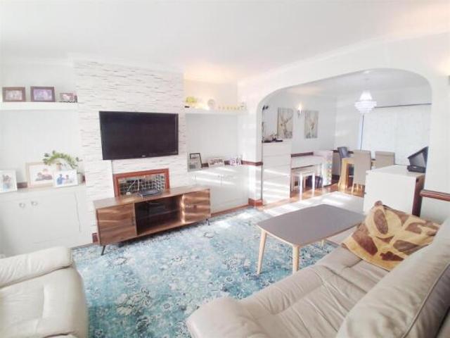 4 bedroom property for sale in Frogmore Avenue, Hayes, UB4