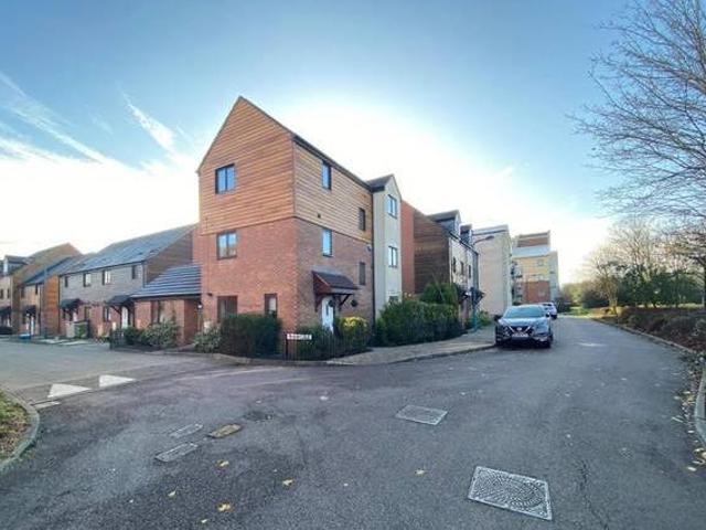 4 bedroom property for sale in Staverton Grove Broughton Milton Keynes MK10