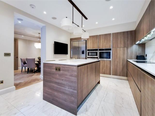4 bedroom property in Cumberland Mansions, George Street, London, W1H £15,383 pcm | Chestertons