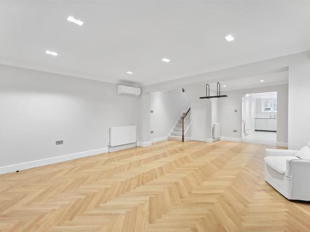 4 bedroom property in Brompton Square, Knightsbridge, London, SW3 £15,166 pcm | Chestertons