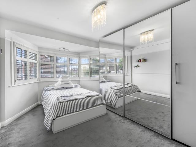 4 bedroom property in Fanshawe Road, Richmond, Surrey, TW10 £6,000 pcm | Chestertons