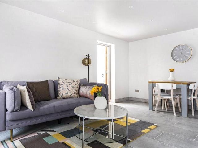 4 bedroom property in Friars Mead, London, E14 £4,000 pcm | Chestertons