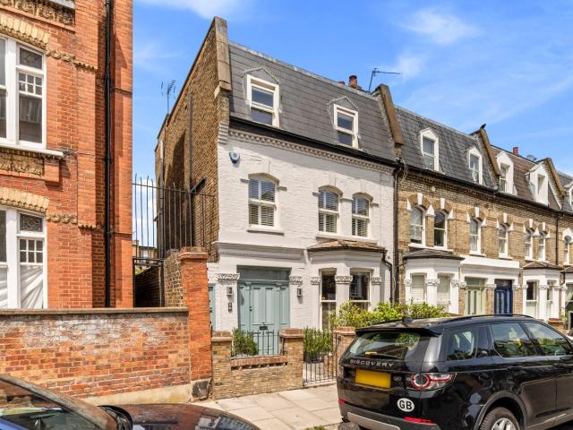 4 bedroom property in Fulham Park Gardens, London, SW6 £10,000 pcm | Chestertons