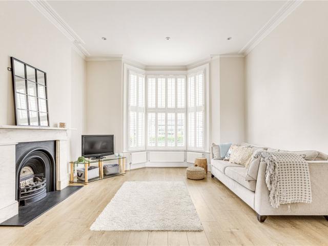 4 bedroom property in Fulham Road, London, SW6 £8,500 pcm | Chestertons