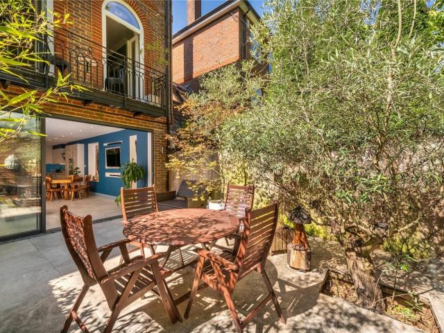 4 bedroom property in King George Square, Richmond, Surrey, TW10 £6,500 pcm | Chestertons