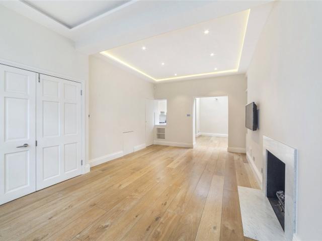 4 bedroom property in New End, Hampstead, London, NW3 £8,500 pcm | Chestertons