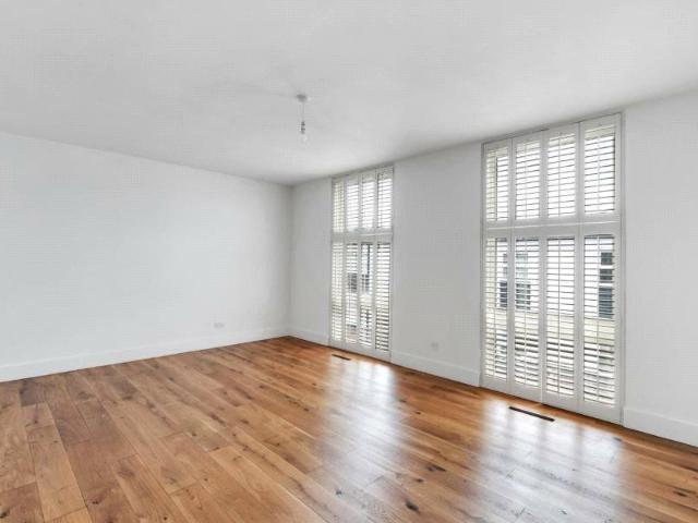 4 bedroom property in Quickswood, London, NW3 £8,000 pcm | Chestertons