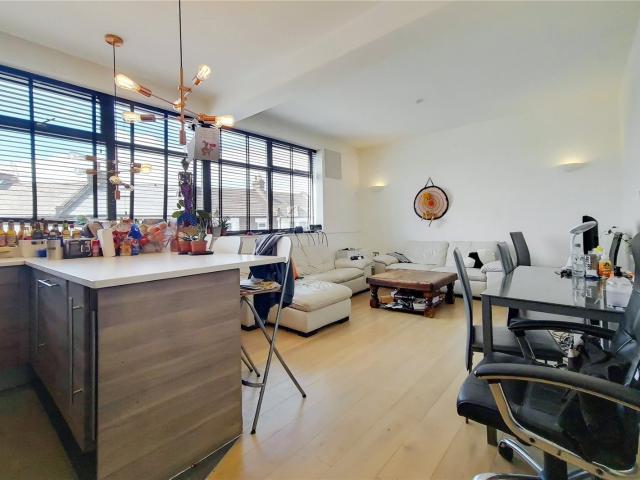 4 bedroom property in Villiers Road, Willesden Green, London, NW2 £4,116 pcm | Chestertons
