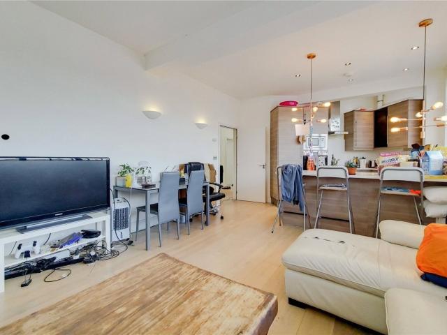 4 bedroom property in Villiers Road, Willesden Green, London, NW2 £4,116 pcm | Chestertons