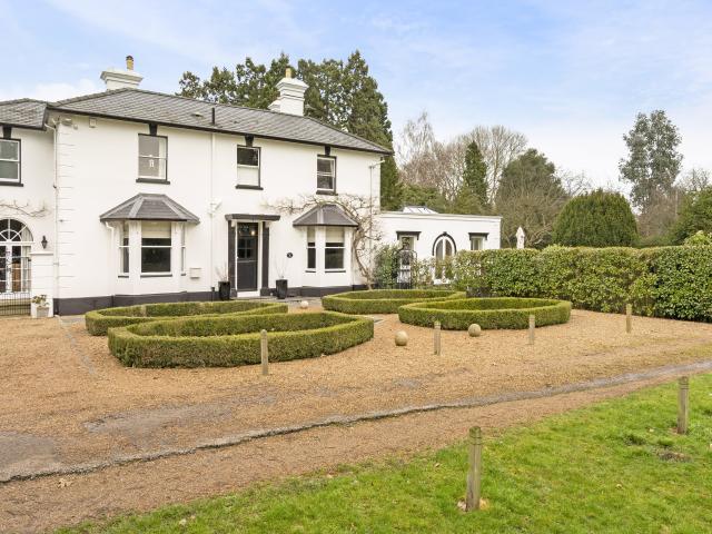 4 bedroom property to let in Abbey Gardens, Chertsey, KT16 £6,500 pcm