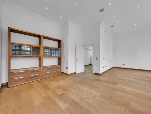 4 bedroom property to let in Bracknell Gardens, London, NW3.