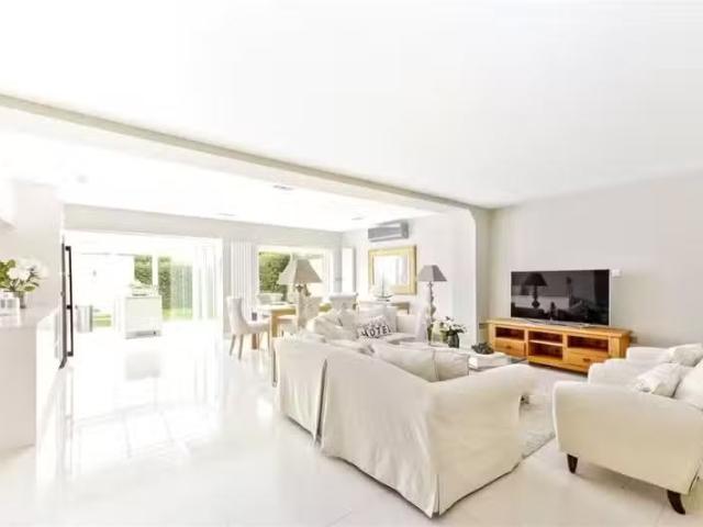 4 bedroom property to let in Court Close, St. Johns Wood Park.