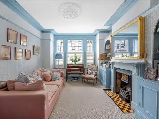 4 bedroom property to let in Eddiscombe Road, Parsons Green, L.