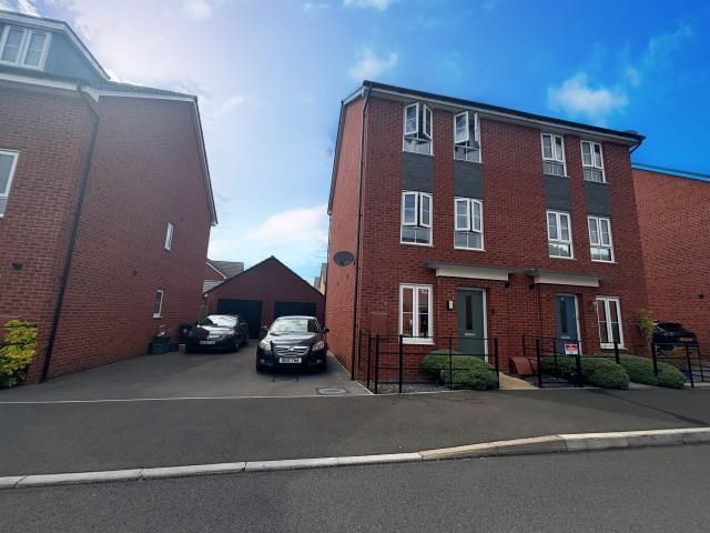 4 bedroom property to let in First Field Way, Patchway, Bristol £2,250 pcm