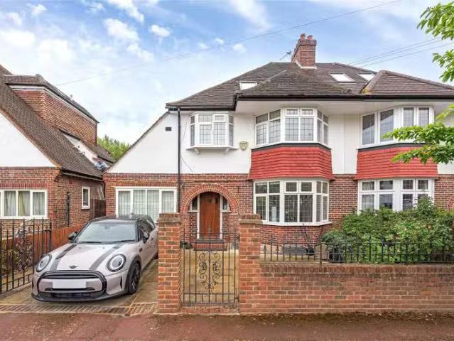 4 bedroom property to let in Holland Avenue, Wimbledon, London.