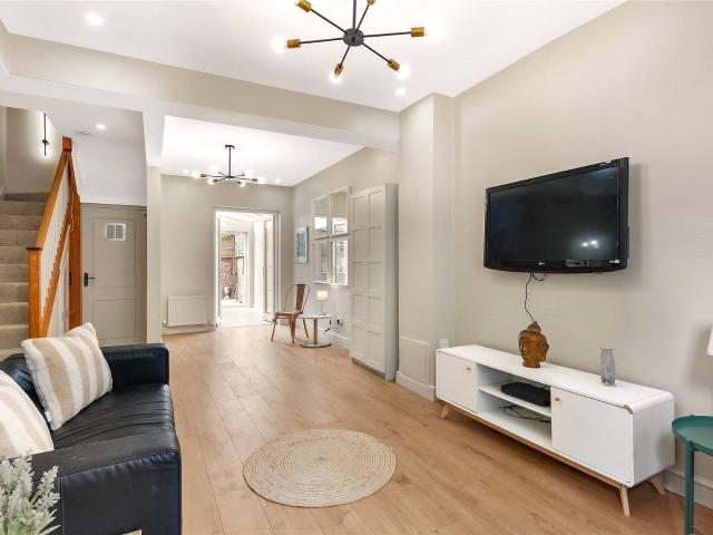 4 bedroom property to let in Home Road, London, SW11 £5,500 pcm