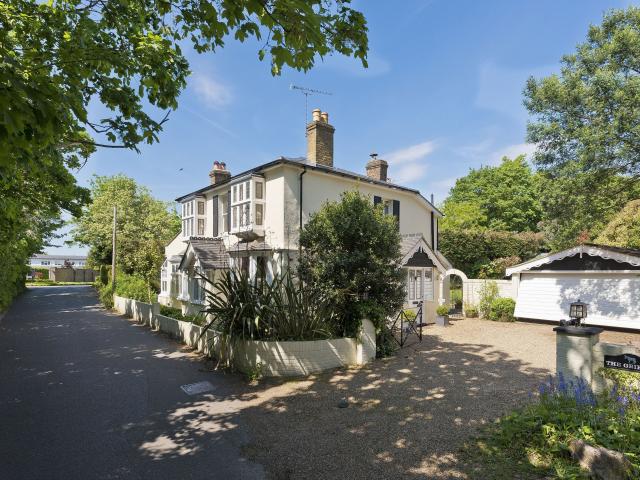 4 bedroom property to let in Knipp Hill, Cobham, Surrey, KT11 £4,400 pcm