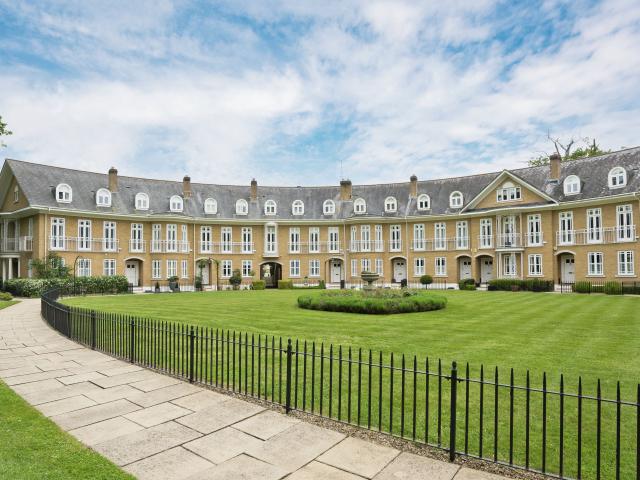 4 bedroom property to let in Lakeside Grange, Weybridge, Surrey, KT13 £4,200 pcm