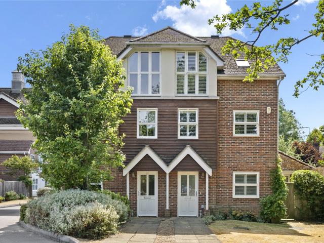 4 bedroom property to let in Pendenza, Cobham, Surrey, KT11 £3,250 pcm