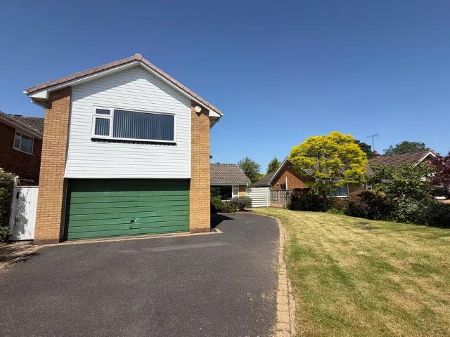 4 bedroom property to let in Rollswood Drive, Solihull £2,850 pcm