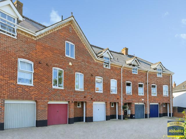 4 bedroom property to let in Snowdrop Close, Bury St Edmunds, IP32 7LZ £1,750 pcm