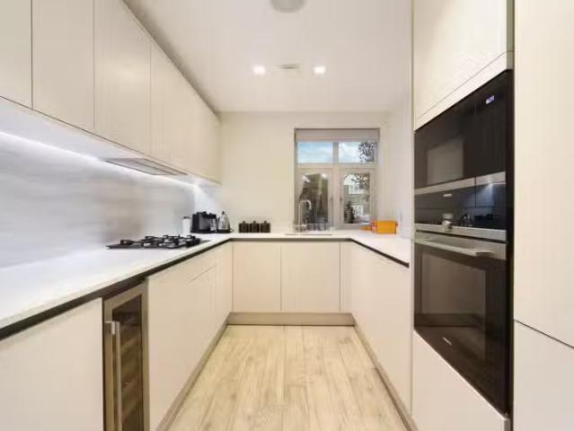 4 bedroom property to let in Thames Street, Weybridge, KT13.
