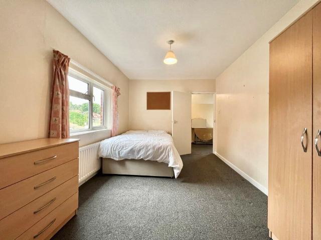 4 bedroom property to let in Thurmond Crescent, Winchester £1,800 pcm