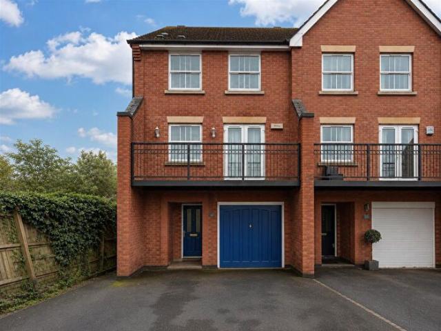 4 Bedroom Property To Rent In Rambures Close, Heathcote, CV34