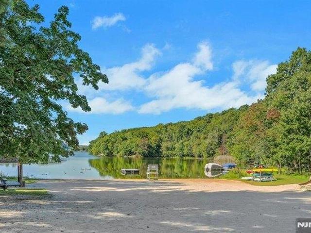 4 bedroom, Rockaway NJ 07866 LS102214757
