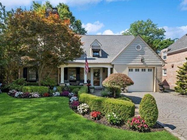 4 bedroom, Rockville Centre NY 11570 92644428