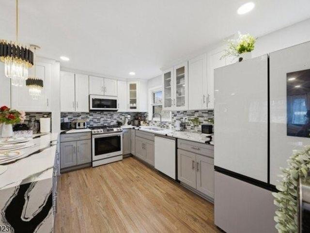 4 bedroom, Roselle NJ 07203 104809140