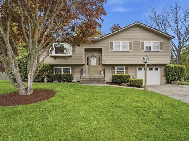 4 bedroom, Woburn MA 01801 103097856