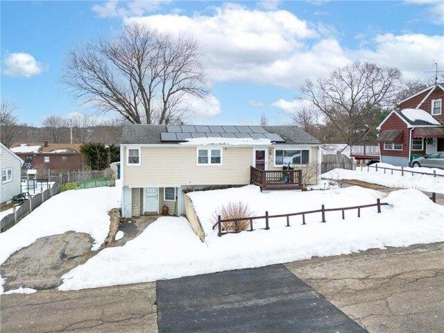 4 bedroom, Woonsocket RI 02895 102121387