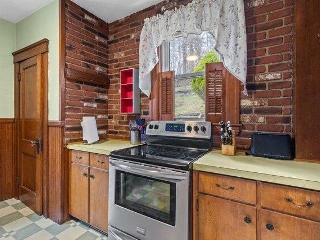 4 bedroom, Worcester MA 01602 102728465