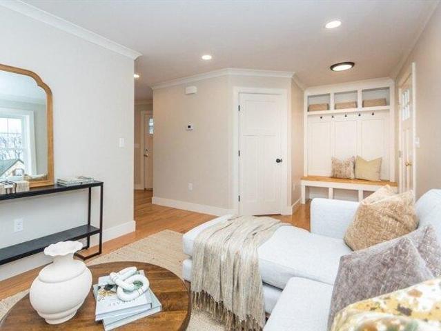 4 bedroom, Waltham MA 02451 105095137