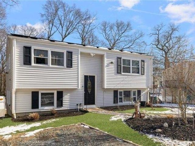 4 bedroom, Warwick RI 02886 102281402