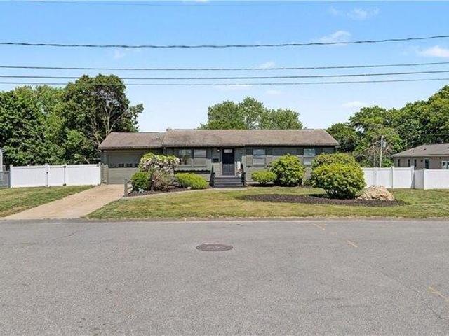 4 bedroom, Warwick RI 02886 104542032