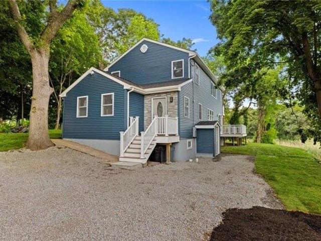 4 bedroom, Warwick RI 02886 104189158