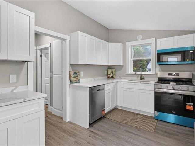 4 bedroom, Warwick RI 02888 104374182