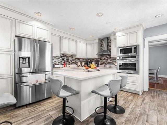 4 bedroom, West Warwick RI 02893 104789175
