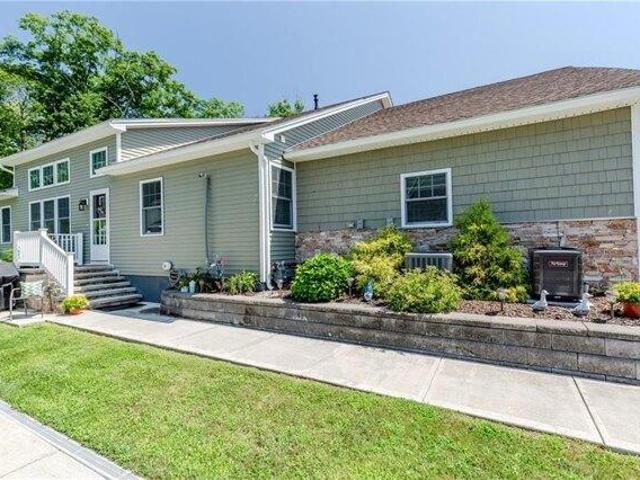 4 bedroom, West Warwick RI 02893 105106262