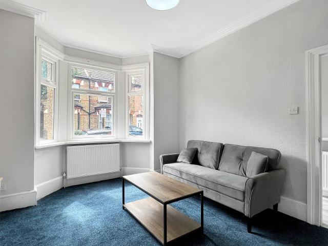 4 bedroom with 2 bathrooms and garden near station
