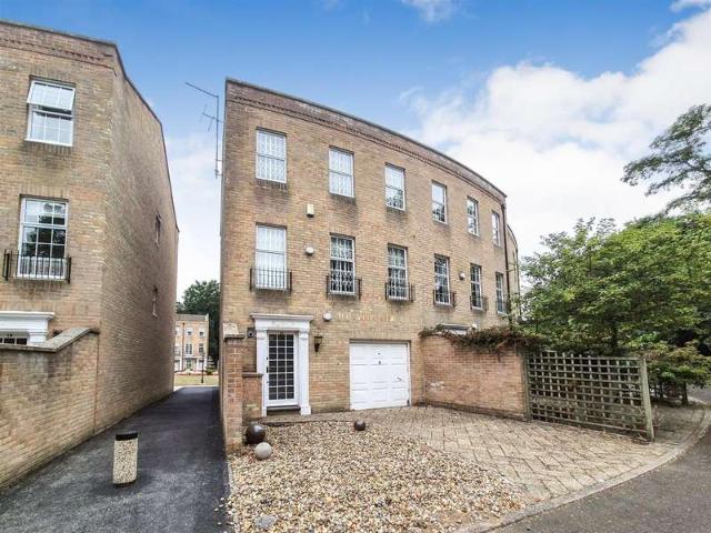 4 Bedroom Town House