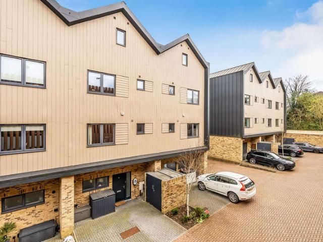 4 Bedroom Town House