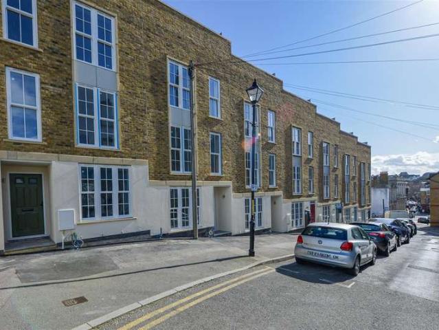 4 Bedroom Town House