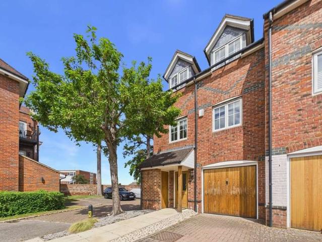 4 Bedroom Town House