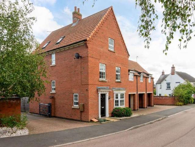 4 Bedroom Semi Detached House