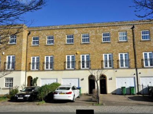 4 bedroom Town house To Let
