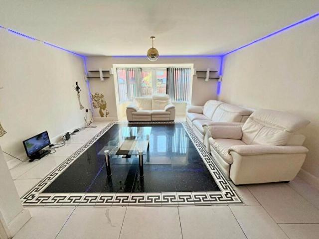 4 Bedroom Town House To Rent In Bishops Close, Erdington, Birmingham, B23